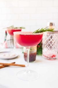 10 Christmas Cranberry Cocktails - The Stripe